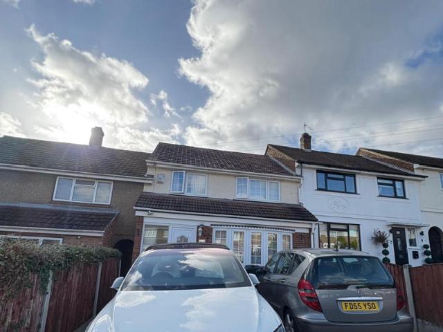 Stanwyck Gardens, Romford RM3, 3 bed terraced house to rent, £2,100 pcm | PrimeLocation