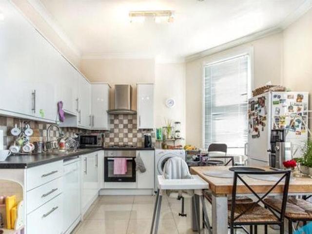 Stanton Court, Princes Avenue, 2 Bedroom Apartment