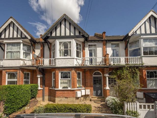 Stanton Road, Raynes Park, London, SW20 3 bed maisonette to rent £4,500 pcm £1,038 pw