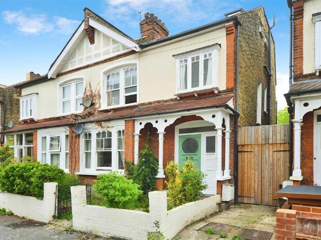 Stanton Road, Raynes Park SW20 3 bed flat to rent £2,600 pcm £600 pw