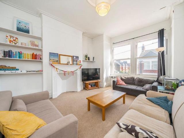 Stapleton Road, London SW17 3 bed flat to rent £2,800 pcm £646 pw