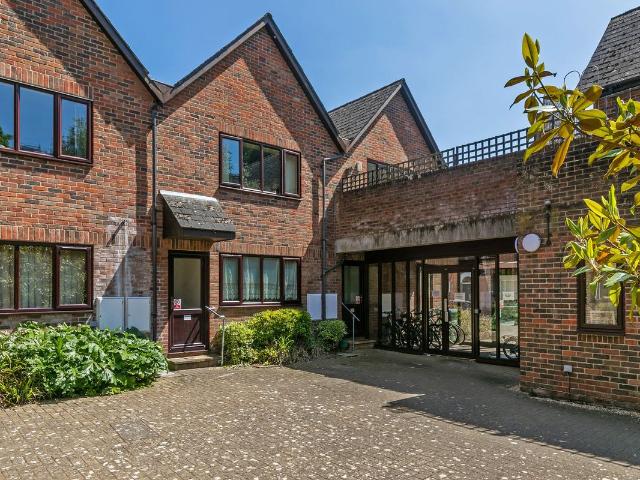 Staple Gardens, Bilberry Court Staple Gardens SO23, 1 bed flat to rent, £1,100 pcm | PrimeLocation