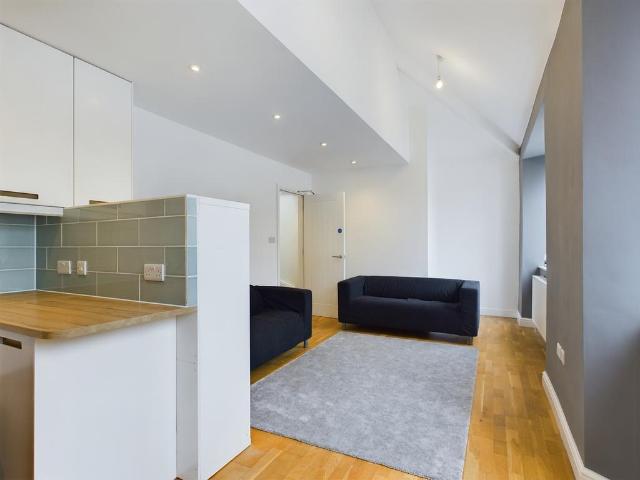 Staple Hill, Bristol BS16 4 bed flat to rent £2,780 pcm £642 pw