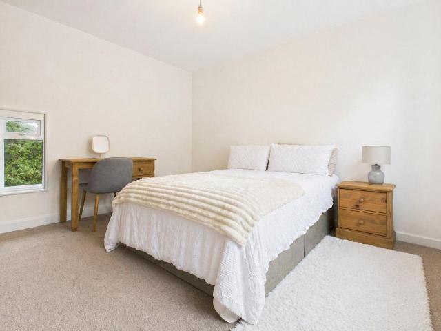 Staplefield Drive, Brighton, BN2 5 bed semi detached house to rent £2,925 pcm £675 pw