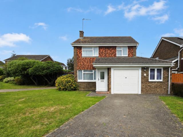 Staplehurst, Kent 4 bed detached house to rent £1,900 pcm £438 pw