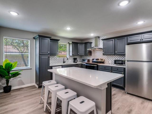 ⭐ Star Rated | Newly Renovated | 4 Min Walk to