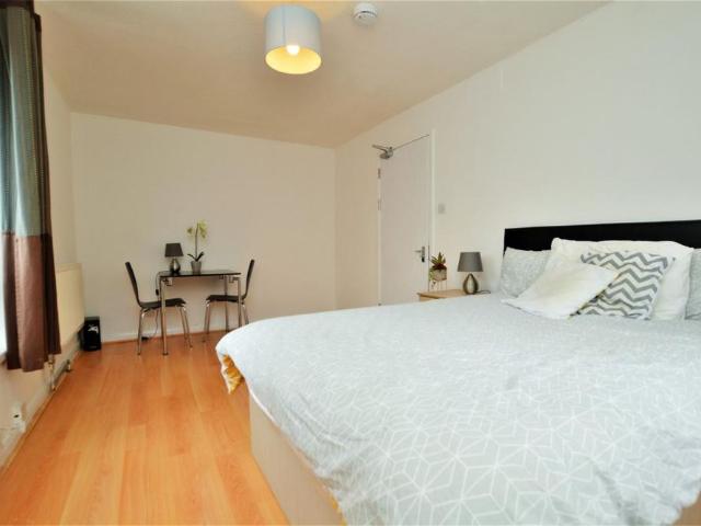 Star Road, Isleworth, TW7