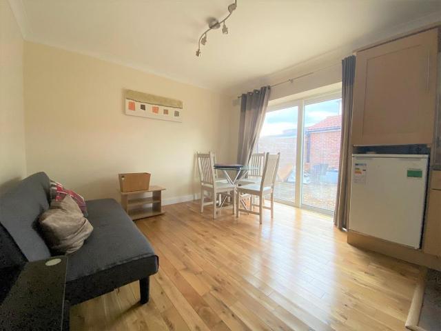 Star Road, Uxbridge UB10, 1 bed flat to rent, £1,200 pcm | PrimeLocation
