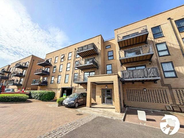 Starboard Crescent, Chatham, Kent, ME4 2 bed flat to rent £1,475 pcm £340 pw