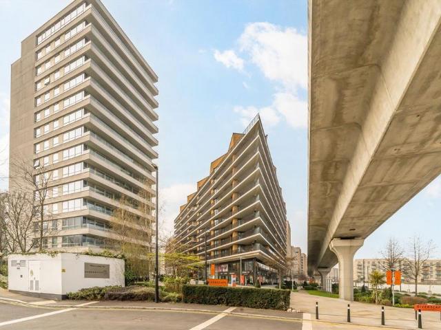 Starboard Way, London E16 2 bed flat to rent £2,600 pcm £600 pw