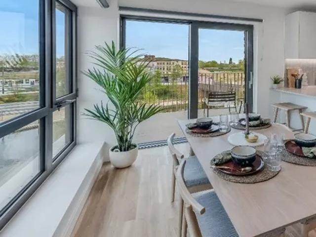Starbucks, Maker's Way, London, UB6 0GA, United Kingdom | 2 bed apartment for rent #167625747 | Rentberry