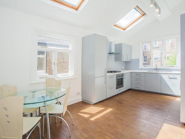 Starfield Road, Shepherds Bush, W12 3 bed flat to rent £2,950 pcm £681 pw