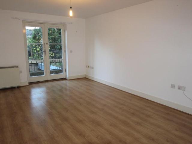 Starlings Bridge 2 bed ground floor flat to rent £1,450 pcm £335 pw