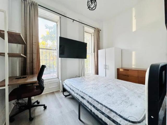 Starr St Room: 14 Mins to Manhattan