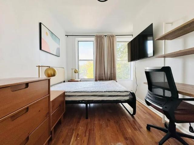 Starr St Room: 14 Mins to Manhattan