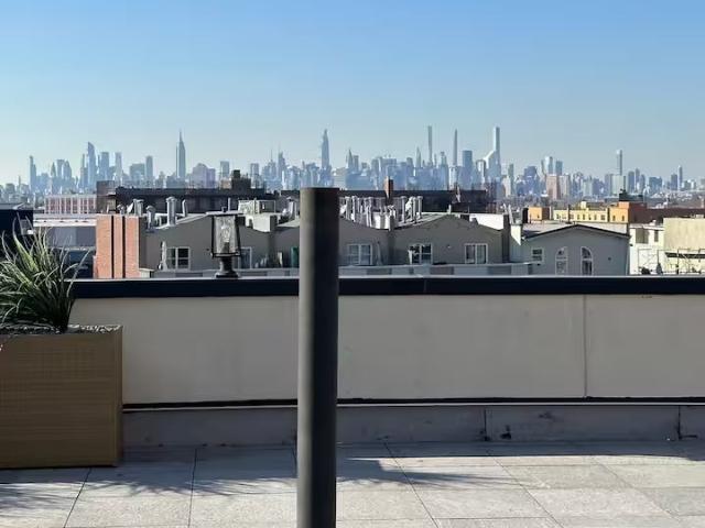 Starr St Room: 14 Mins to Manhattan