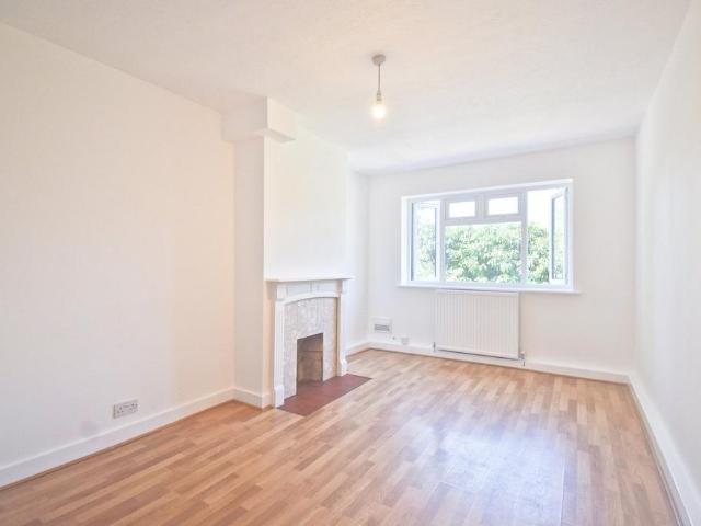 Starrett Court, Beecot Lane. 2 bed flat to rent £1,450 pcm £335 pw