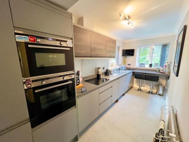 Stevens Close, Beckenham BR3 2 bed apartment to rent £2,000 pcm £462 pw