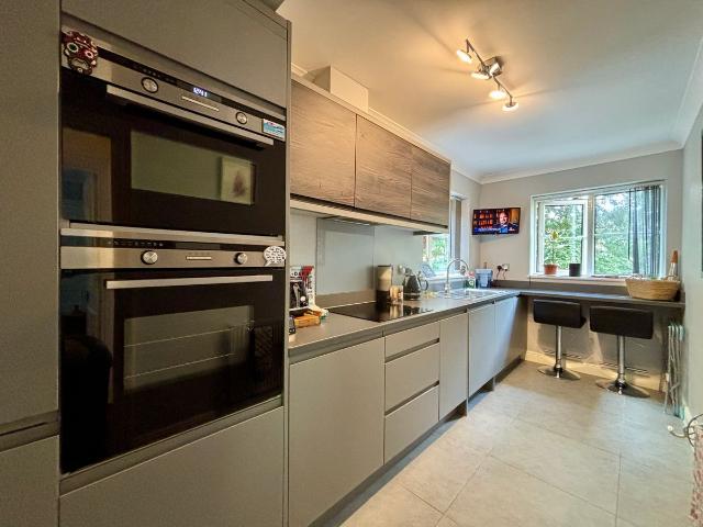 Stevens Close, Beckenham BR3, 2 bed flat to rent, £1,900 pcm | PrimeLocation
