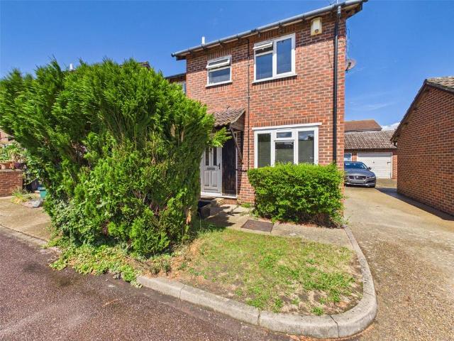 Stevens Close, Hampton 3 bed detached house to rent £1,995 pcm £460 pw