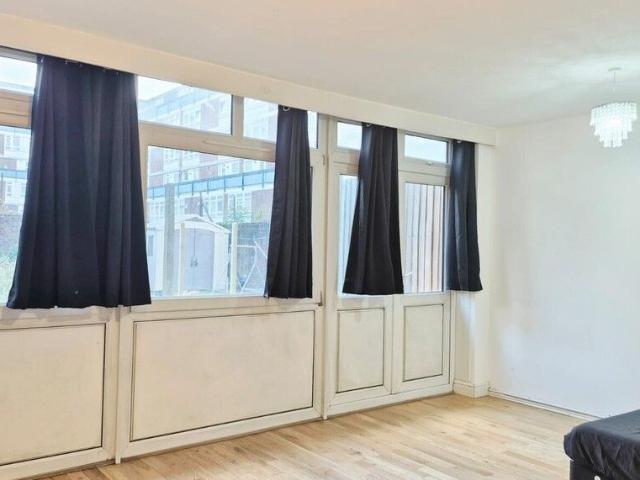 Stewart Street, London E14, 3 bed flat to rent, £2,675 pcm | PrimeLocation
