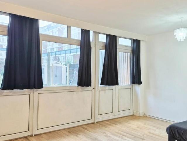 Stewart Street, London E14 3 bed ground floor flat to rent £2,600 pcm £600 pw
