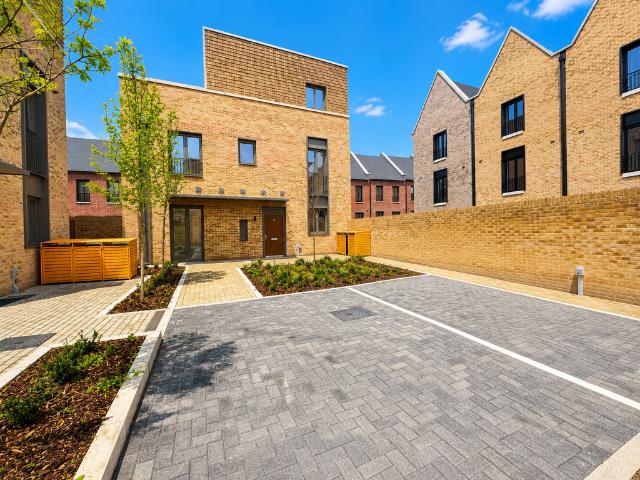 Stewer Street, London 3 bed detached house to rent £3,300 pcm £762 pw