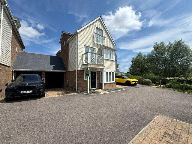 Steadman Close, Kent ME6 4 bed detached house to rent £2,350 pcm £542 pw