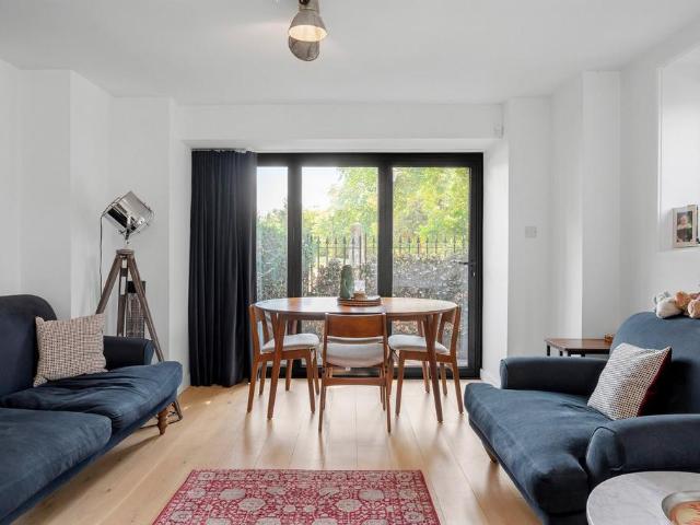 Steeple Court, Coventry Road, Bethnal. 3 bed apartment to rent £3,750 pcm £865 pw