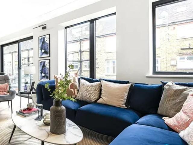 Stella's Four Seasons, 27 Aylmer Parade, London, N2 0PH, United Kingdom | 3 bed house for rent #167381776 | Rentberry