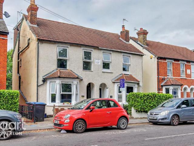 Stepgates, CHERTSEY 4 bed semi detached house to rent £2,650 pcm £612 pw