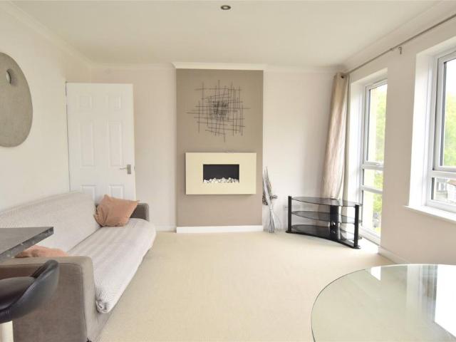 Stephen Court, Headington OX3 1 bed apartment to rent £1,750 pcm £404 pw