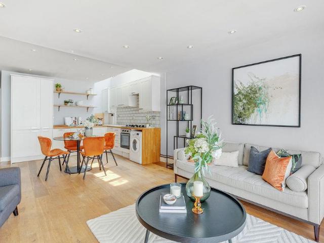 Stephendale Road, London, SW6 2 bed flat to rent £3,150 pcm £727 pw
