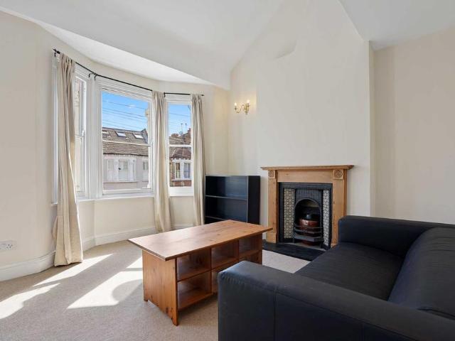 Stephendale Road, Sands End, Fulham. 2 bed flat to rent £2,847 pcm £657 pw