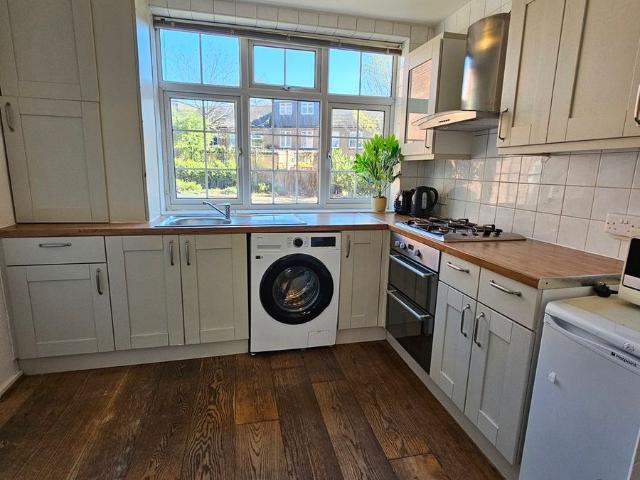 Stepney Green, London E1, 3 bed flat to rent, £2,850 pcm | PrimeLocation