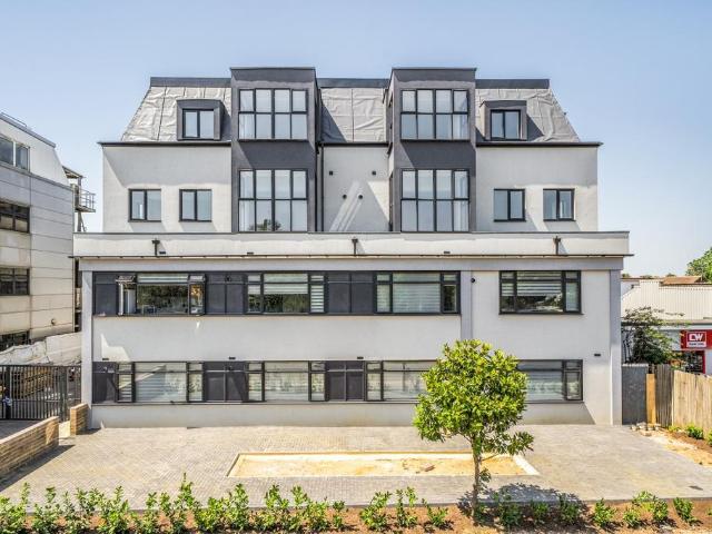 Sterling Way Borehamwood WD6 1 bed flat to rent £1,450 pcm £335 pw