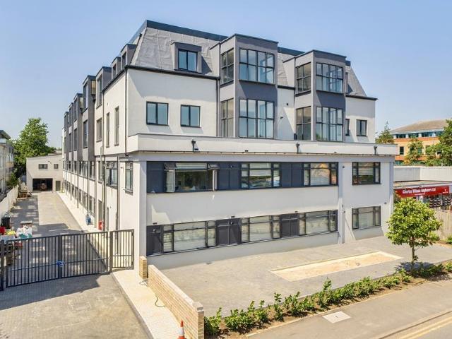 Sterling Way Borehamwood WD6 2 bed flat to rent £2,000 pcm £462 pw