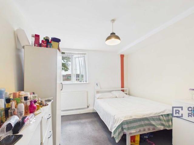 Sterling Buildings, Carfax, Horsham RH12, Room to rent, £900 pcm | PrimeLocation