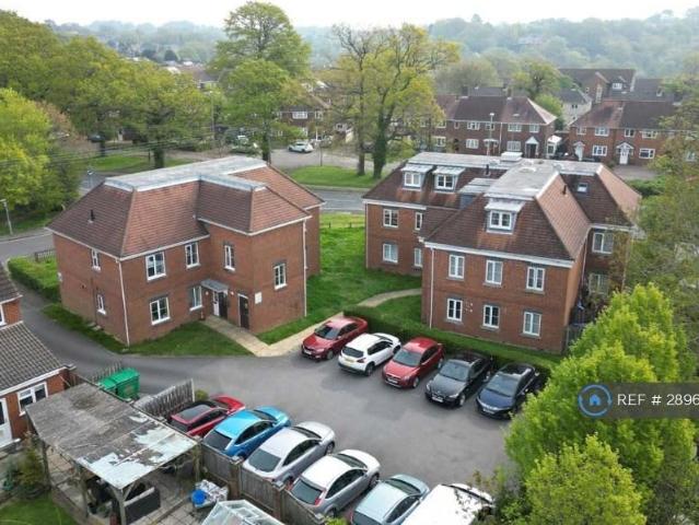 Sterling Court, Southampton, SO31 2 bed flat to rent £1,099 pcm £254 pw