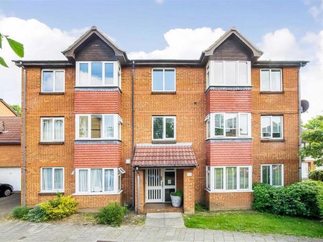 Sterling Gardens, London SE14 2 bed flat to rent £1,900 pcm £438 pw