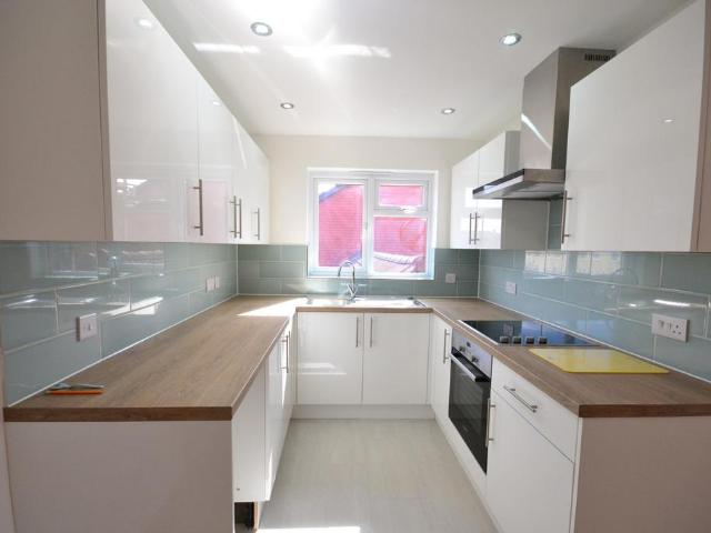 Sterling Gardens, London, SE14 3 bed flat to rent £2,700 pcm £623 pw