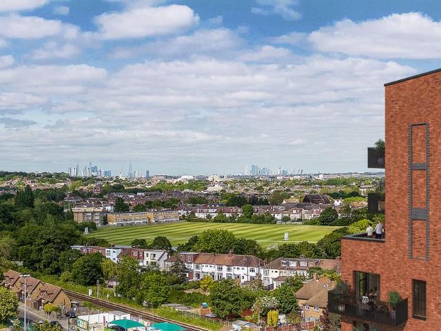 Sterling Place, London, KT3 2 bed apartment to rent £2,850 pcm £658 pw