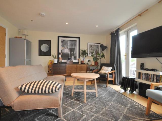 Sternhall Lane, London, SE15 4NT 3 bed end of terrace house to rent £2,804 pcm £647 pw