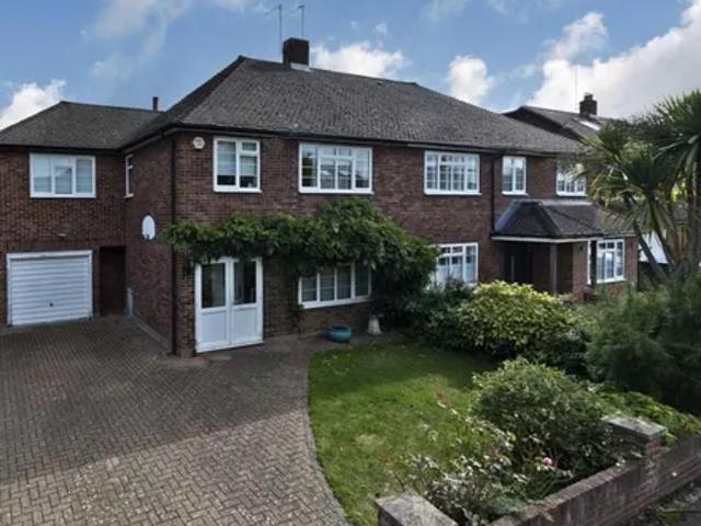 Sterry Drive, Esher, KT7 0YN, United Kingdom | 4 bed duplex for rent #100951032 | Rentberry