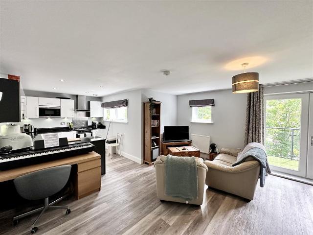 Stickley Court, Faringdon SN7, 2 bed flat to rent, £1,425 pcm | PrimeLocation