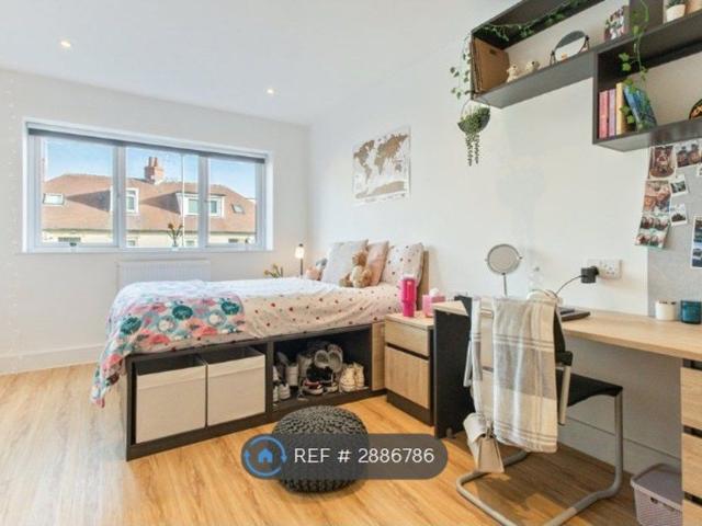 Stile Common Road, Huddersfield HD4, Room to rent, £631 pcm | PrimeLocation