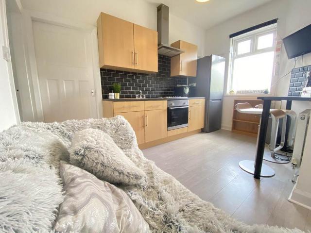 Stile Common Road, Huddersfield HD4 3 bed house to rent £1,430 pcm £330 pw