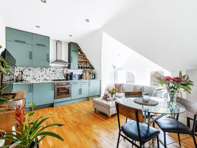 Stile Hall Gardens, Gunnersbury W4, 1 bed flat to rent, £2,100 pcm | PrimeLocation