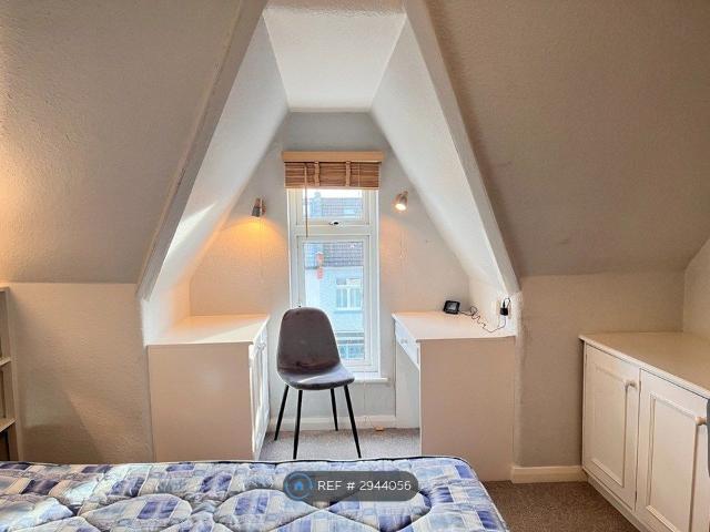 Stile Hall Gardens, London W4, 1 bed flat to rent, £1,750 pcm | PrimeLocation
