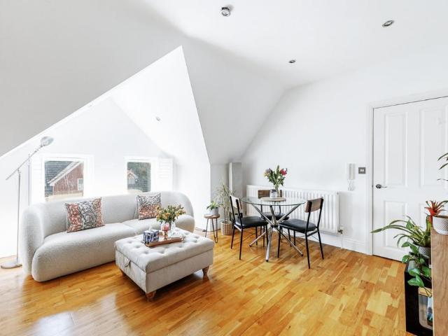 Stile Hall Gardens, London, W4 1 bed flat to rent £2,100 pcm £485 pw